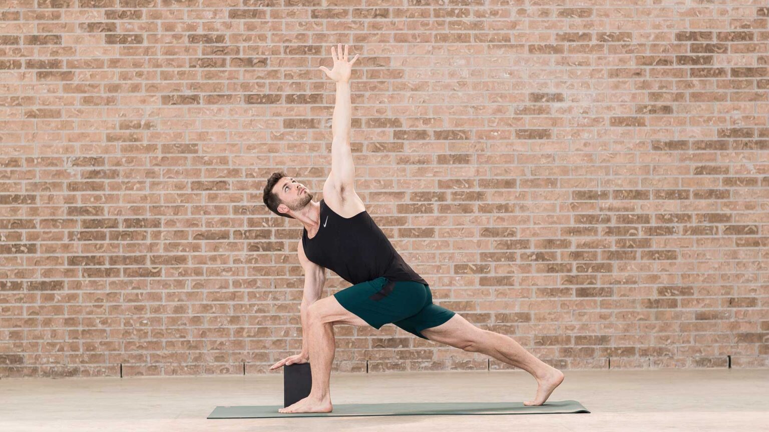 Runner's Lunge Twist for Beginners and Men | A Step-by-Step Tutorial ...